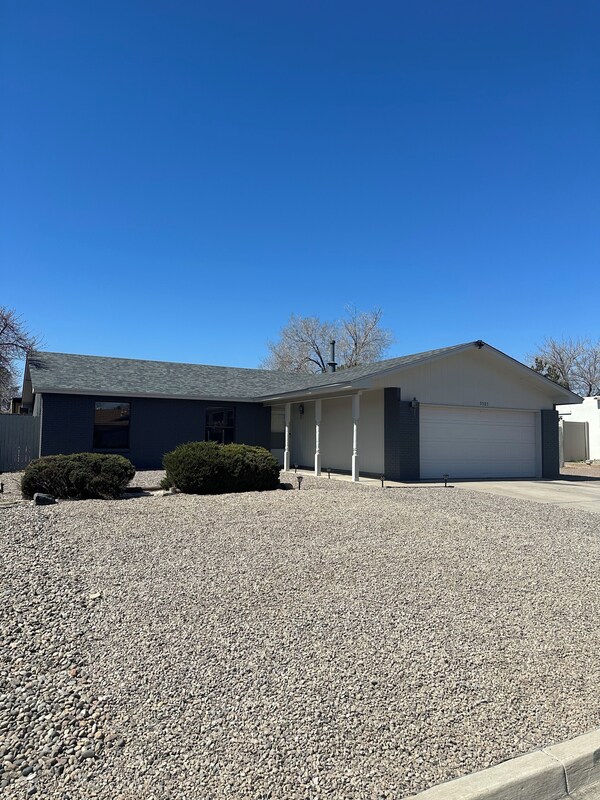Charming 3-bedroom House With Refrigerated Ac In Golf Course Community - Rio Rancho, NM