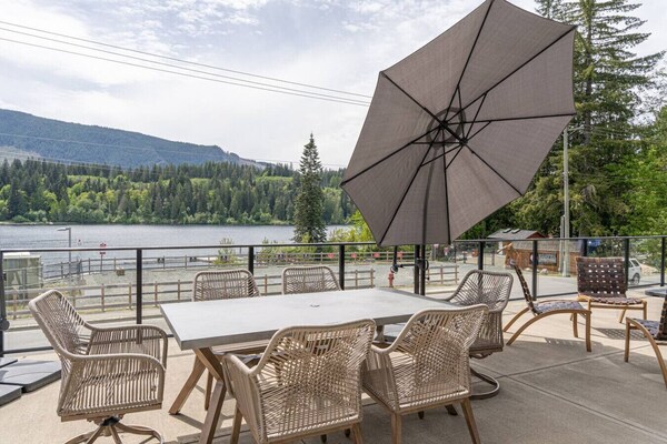 Lake Cowichan Lookout | Lakefront | Hot Tub | Pets - Lake Cowichan
