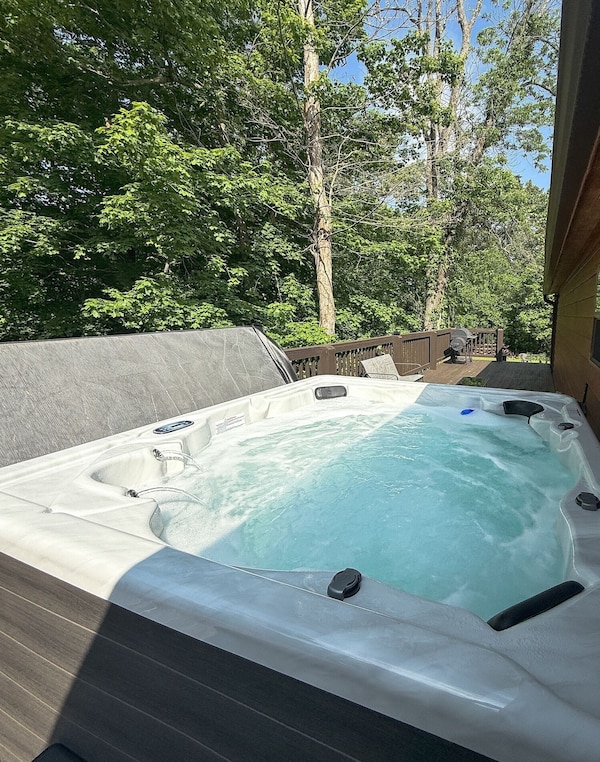 Newly Renovated 3 Bedroom Cabin W/ Hot Tub, Fire Pit, And Next To A Winery! - Illinois