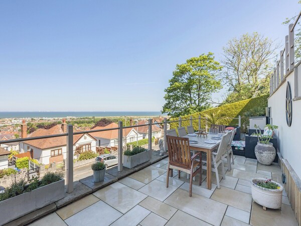 4 Bedroom Accommodation In Prestatyn - Prestatyn