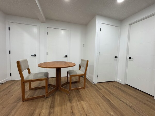 Cozy 2br Retreat Near Dining & Attractions  Relaxation Meets Comfort! - Alberta