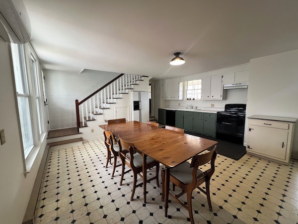 Peaceful Mountain Escape For Families 3br 2ba Farmhouse At Base Of Sharp Top - Bedford, VA