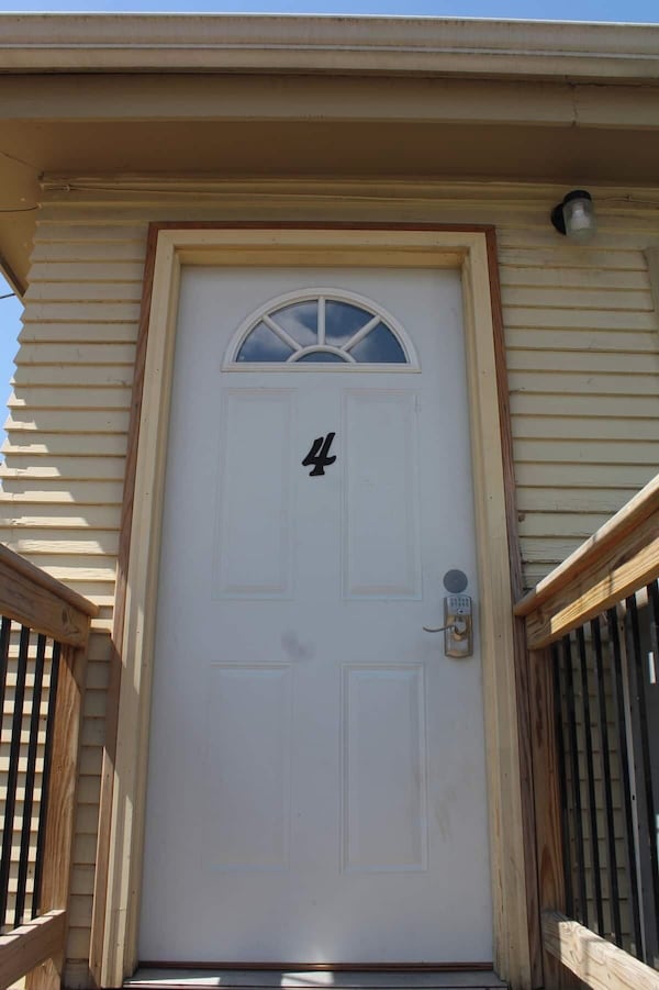 Urban Studio Apartment Near University In Des Moines - Des Moines, IA
