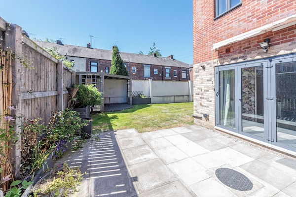 Luxury Retreat For 10 With Hot Tub And Spacious Garden - Manchester