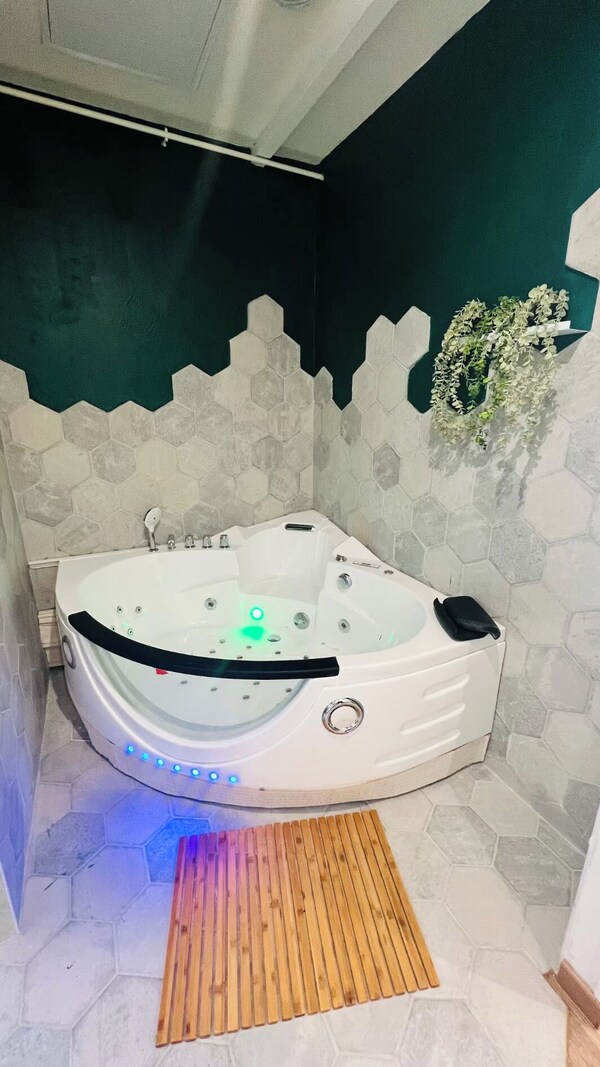 Relaxation, Spa And Private Parking! - Lyon