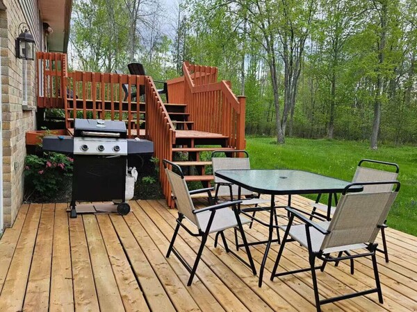 Cozy 4br Retreat In Quinte West | Bbq & Backyard - Prince Edward