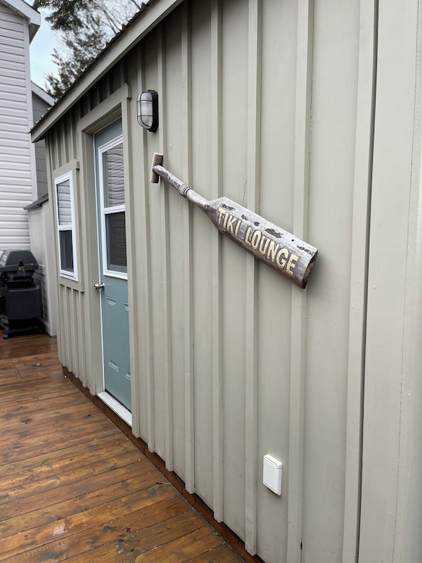 Cozy Grand Bend Cottage Steps To The Beach And The Main Strip With Large Deck! - Grand Bend