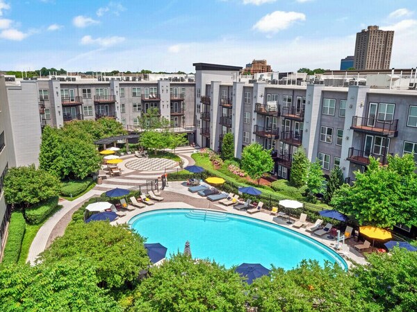 Luxury Downtown Crown Apartment Minutes From Dc - Rockville, MD