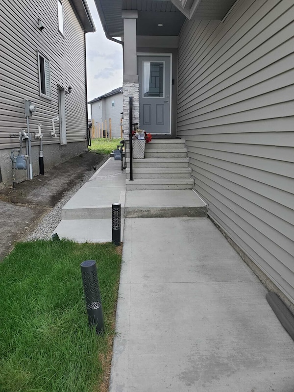 Beautiful Tranquil One Bedroom, Calm, Cozy And Clean  Basement Suite - Alberta