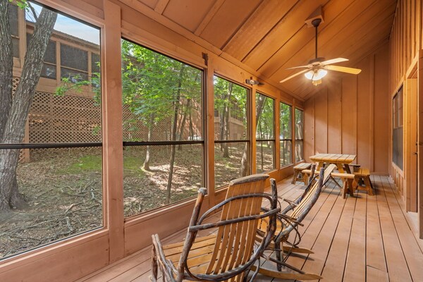 Resort Cabin Minutes From Branson Excitement - Rockaway Beach, MO