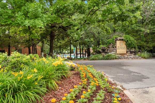 Scenic Branson Resort Cabin For Getaways - Branson, MO