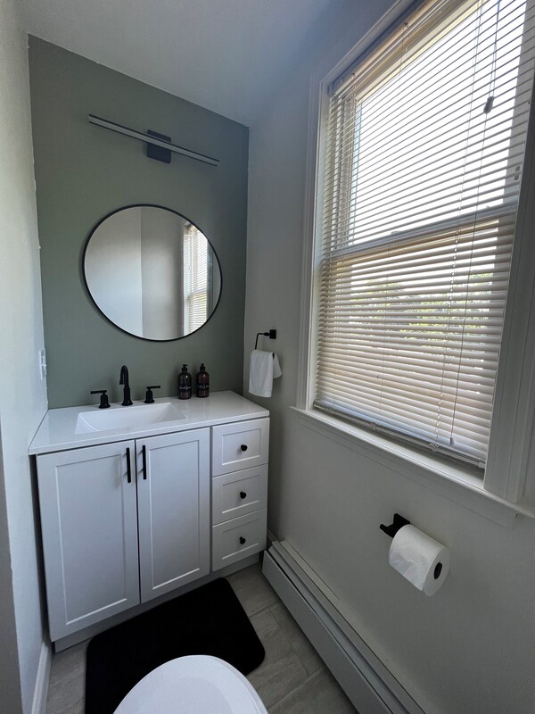 Cozy 2-bedroom Apartment Providence With Wifi, Ac - Cranston, RI