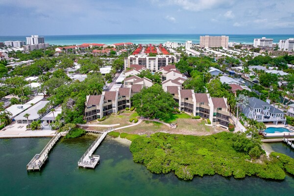 Charming 2-bedroom Condo Walking Distance To Siesta Keys Beach! - Siesta Key, FL