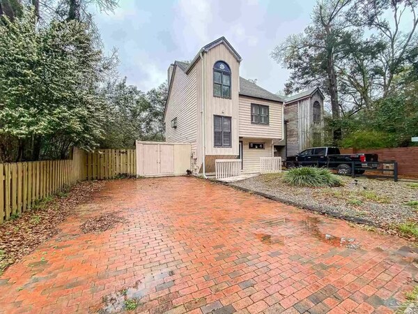 10 Miles To Beach\n3 Story Townhouse \Ncreek And Deck In Backyard\nwasher/dryer - Pensacola, FL