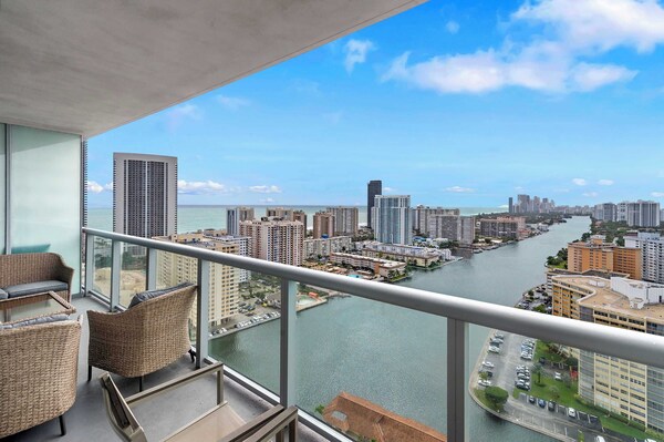 Deluxe Apartment With Balcony, Gym & Pool - Sunny Isles Beach, FL