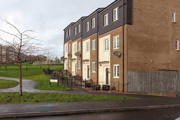 Modern & Spacious 4 Bedroom House In Yeovil - Yeovil
