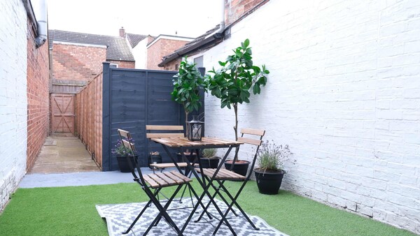 Lovely 2 Bed Apartment W Garden Near Northampton - Wellingborough
