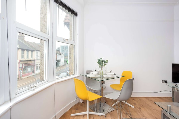 Spacious 3 Bedroom Home With Parking In Southend - Adventure Island