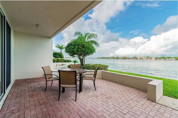 3-br, 2ba Waterfront Condo With Fitness Room & Wifi In St. Petersburg - St. Petersburg, FL