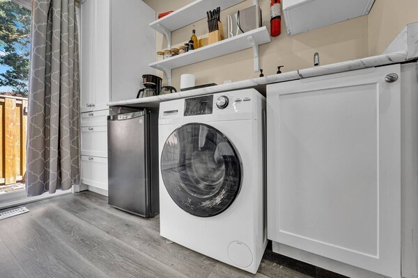 Stylish Studio W/ Free Parking  Mins To Seneca - Toronto, ON