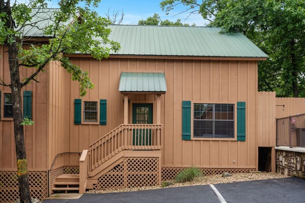 Resort Cabin | 2 Kings, Jetted Tub, Near Branson Strip - Branson, MO