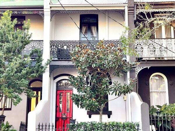 Central Erko W/parking. 5 Mins Walk To Shops, Dining & Trains. - Carlton