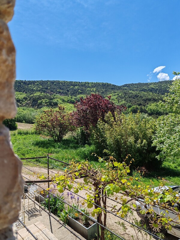 Propriété Proche Du Colorado Provençal Avec Vue Entourée De 8 Ha Sans Vis à Vis - Rustrel