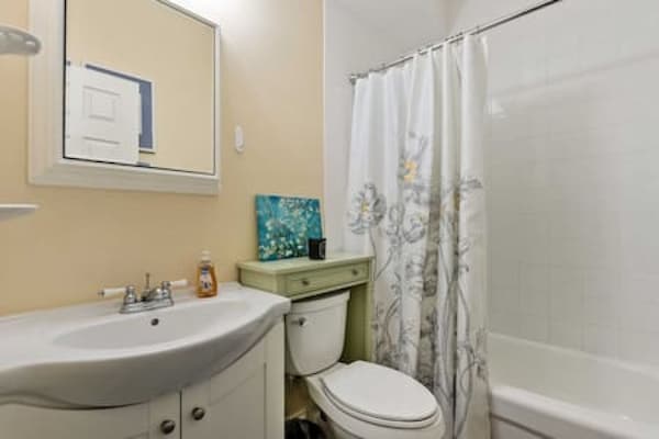 Cozy 1br Guest Suite, White Rock - White Rock