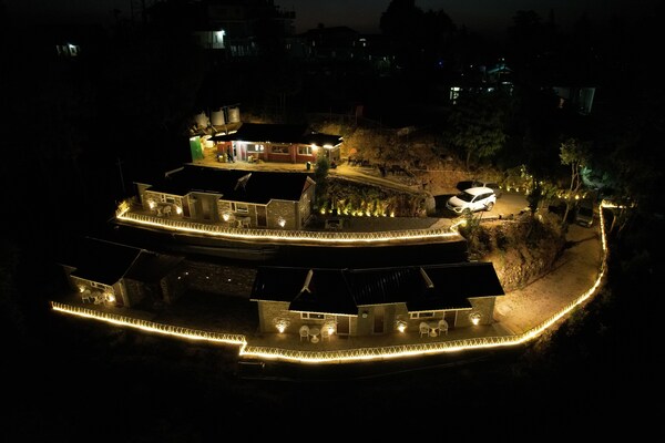 Mini Resort With Just 5 Cottages And Can Accommodate Max 15 Members. - Chail