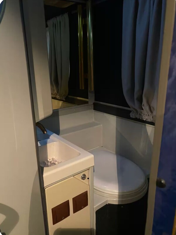 Unique Stay: Cozy Nightliner Tour Bus - Tirana
