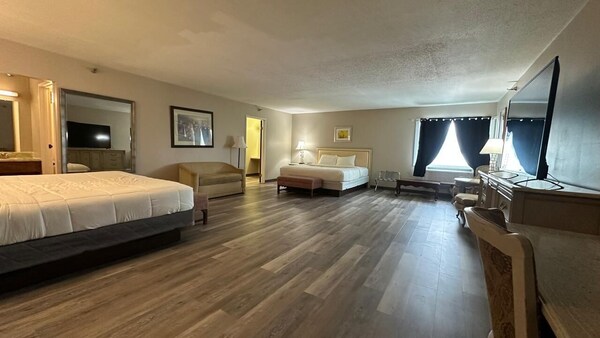 Charming 10-bedroom Hotel With Fitness Room, Wifi In Peaceful Presque Isle Hotel - Presque Isle, ME