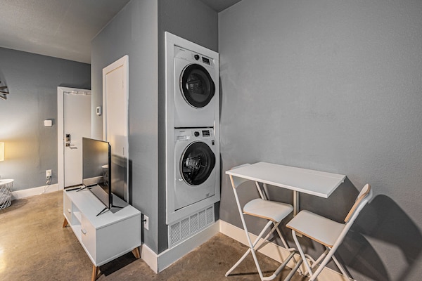 Modern Studio In Fabulous Dallas With Wifi, Full Kitchen And Washer/dryer. - Mesquite, TX