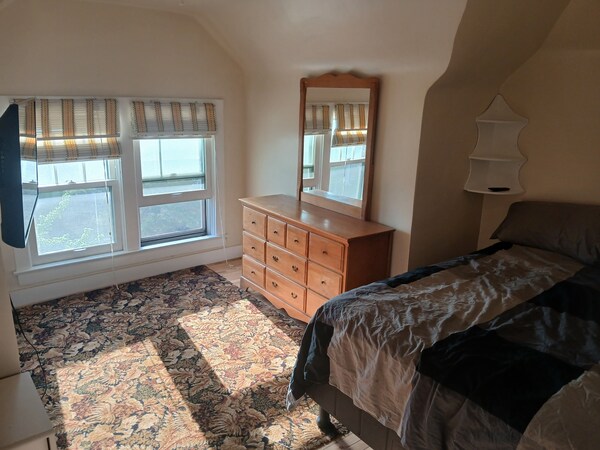 Historical 3rd Floor Studio Apartment In Uptown Wedge - Bloomington, MN
