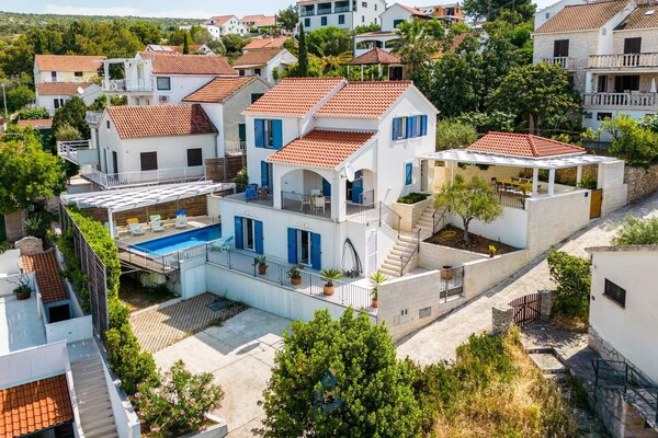 Charming 4-br Villa With Heated Pool And Sea Views, Close To Beach - Sutivan