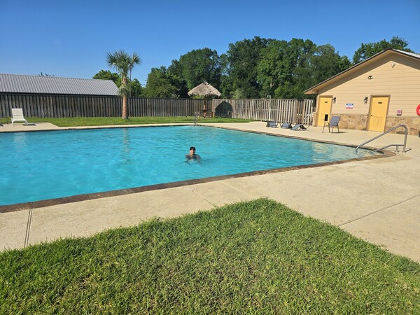Cozy Cabin With Wifi And Ac In Peaceful Willis Just A Few Steps From The Lake - Lake Conroe, TX