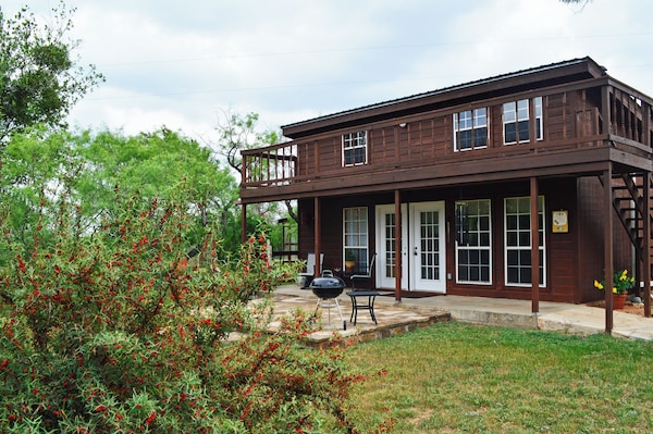 Charming 1-bedroom Gallery Bungalow On 9 Acres In Spicewood, New Central Air/ht. - Spicewood, TX