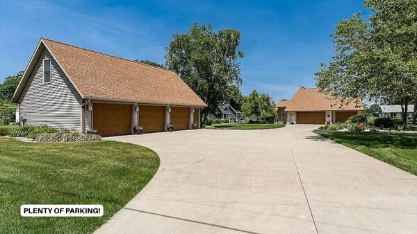 Luxury Lakefront 6-bed Home In Norton Shores With Pool, Hot Tub, Video Games - Grand Haven, MI