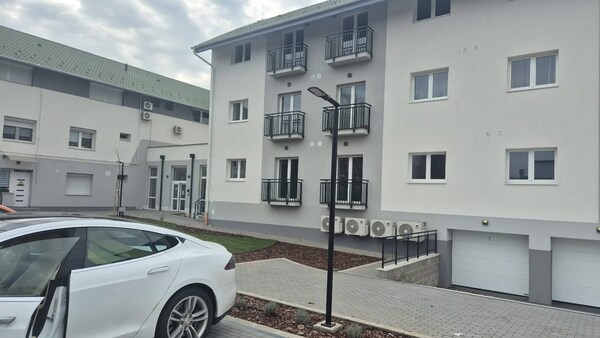 Workstay Apartment  Modern Comfort With Private Parking, Near City Amenities - Kecskemét