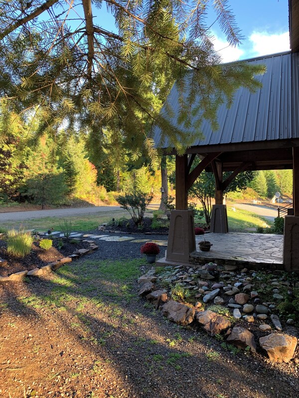 Exquisite And Enchanting Escape On Private Lake In Sagle! 4 Bedrooms, Wifi - Sandpoint, ID