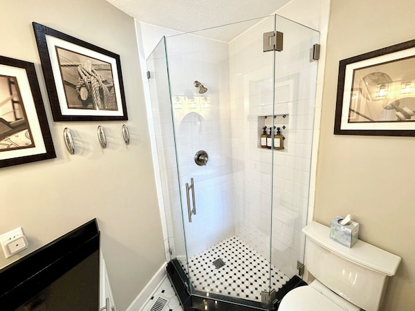 Relaxing 2-bed, 2 Bath. River View With Dock. Walk To Jet Express! - Port Clinton, OH