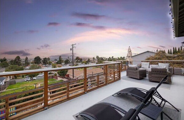 Fantastic  4 Br Beach House  Location And Amenities With Hot Tub And  Panoramic Ocean Views! - Carlsbad, CA