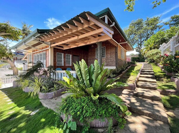 Tranquil Two-bedroom Beach Front Cottage - Compostela
