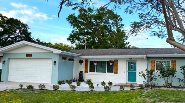 Spacious 4-bedroom House In Charming Clearwater, With Large Sunroom - Clearwater, FL