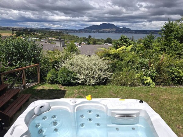 Beauty By The Bay Beautiful Lake Views And Spa Pool - New Zealand