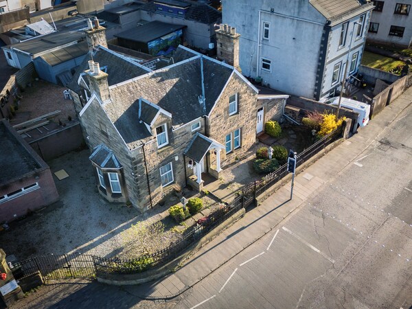 Historic Hotel-style 2br Home |  Free Parking - Edinburgh