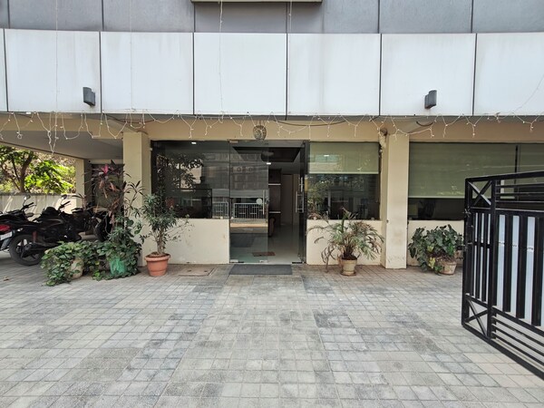 Cozy Hotel In Awesome Hyderabad With Wifi, Ac - Hyderabad