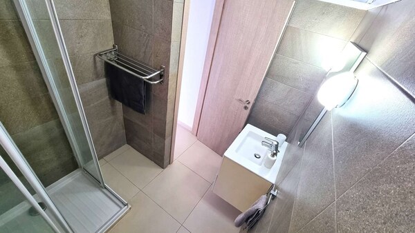Ziki - City Center: Your Urban Retreat- 100m To The Beach - Lárnaca
