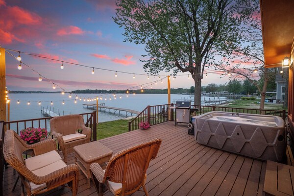 Relaxing Lakefront Cottage-kayaks, Hot Tub, Firepit & Dock - Hastings, MI