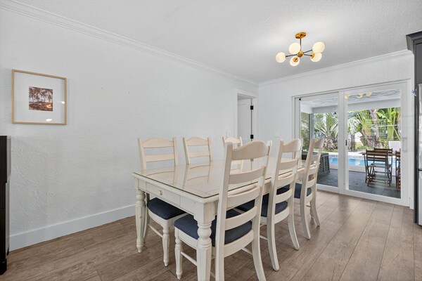 Modern Pool Home, Pet Friendly! Sleeps 8! Fenced Yard! - West Palm Beach, FL