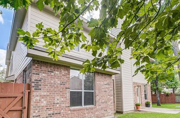 Elegant 4br Retreat In The Woodlands  Spacious Home  With Backyard - The Woodlands, TX